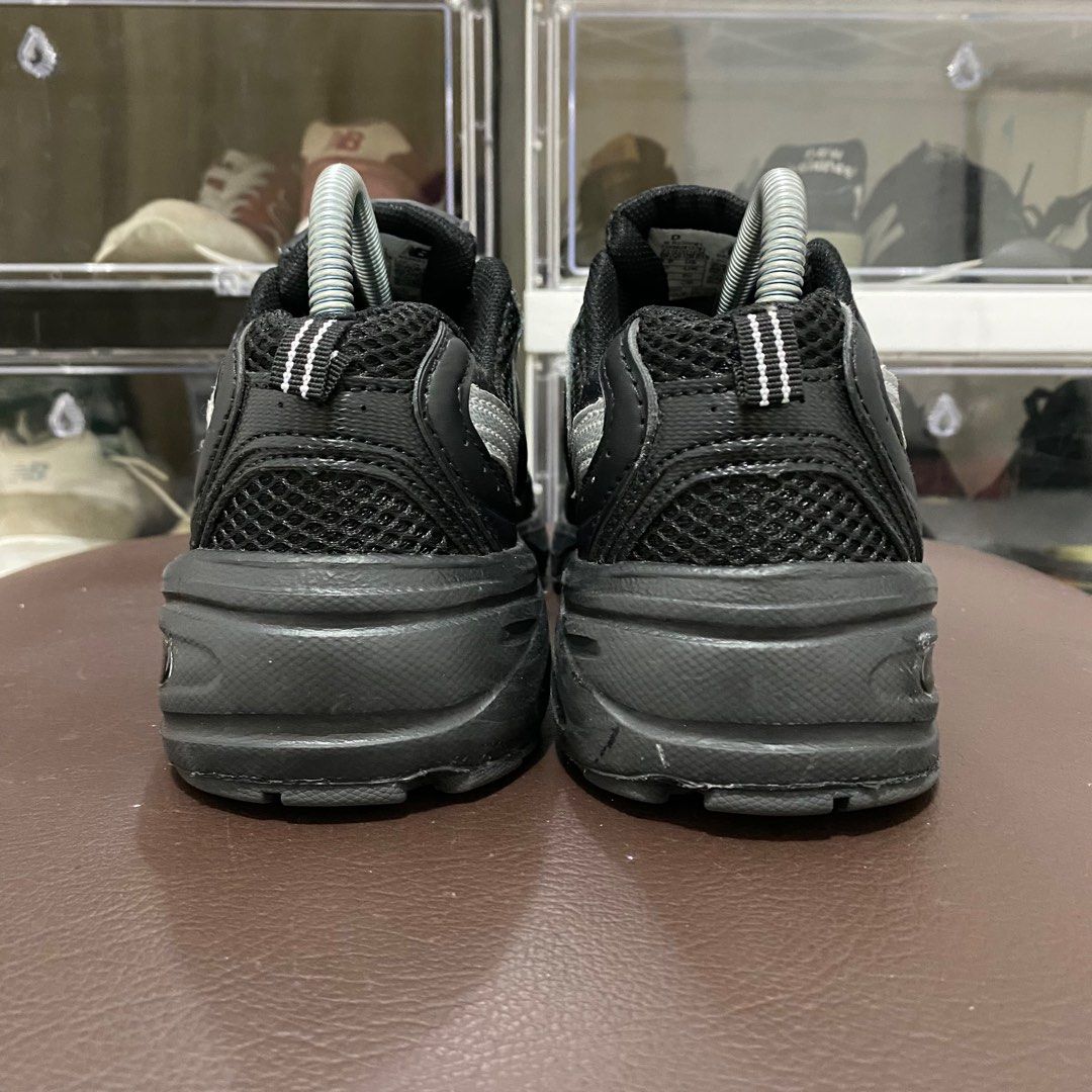 New balance 530 Full Black, Fesyen Pria, Sepatu , Sneakers di Carousell