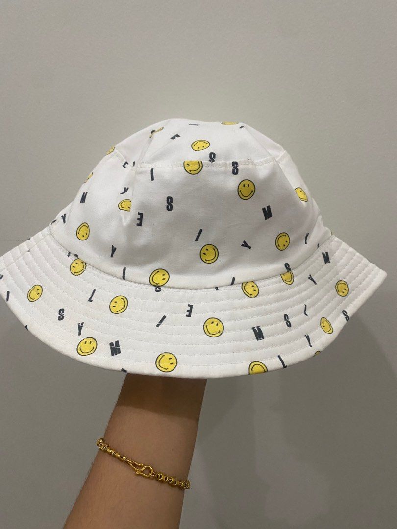 Pomelo Smiley Bucket Hat, Fesyen Wanita, Aksesoris di Carousell