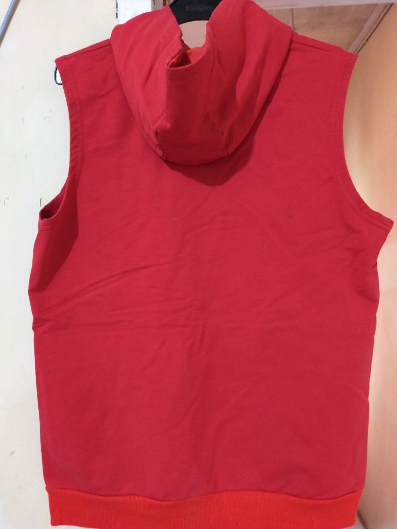Rompi Merah, Fesyen Pria, Pakaian , Baju Luaran di Carousell