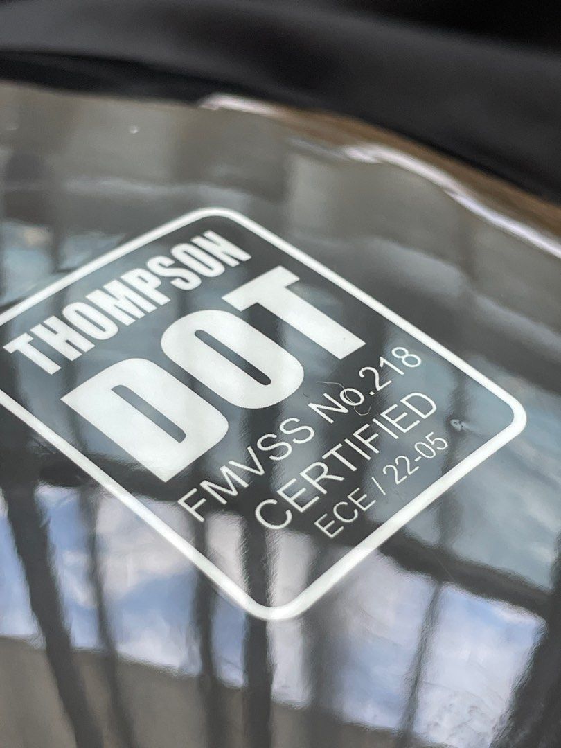 Thompson R1 Helmet Gloss black, Motorbikes, Motorbike Parts ...