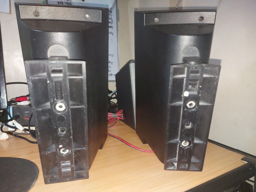 Bose Model 100 w/ Mounting Bracket. (Pair), Audio, Soundbars, Speakers & Amplifiers on Carousell