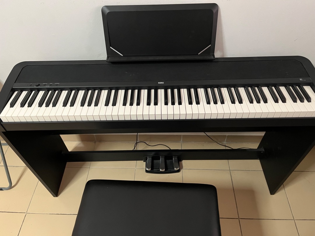 Korg B1SP Digital Piano with tri pedal and storage bench, Hobbies ...