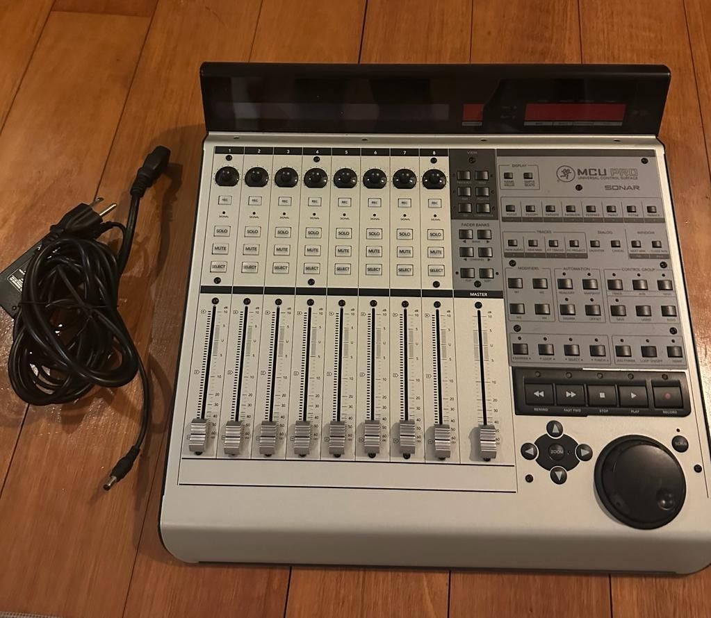 Mackie Control Universal Pro, 8-channel Control Surface with USB (MCU ...