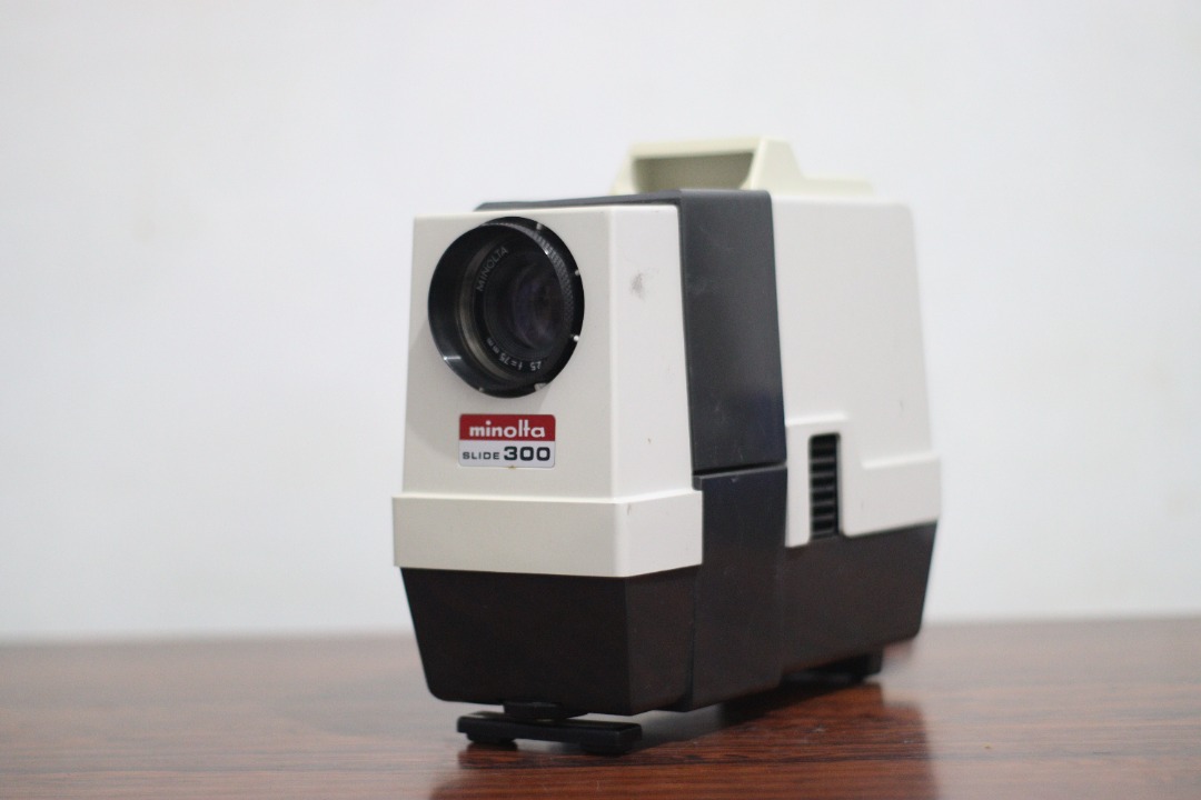 Minolta 300 slide projector, TV & Home Appliances, TV & Entertainment ...