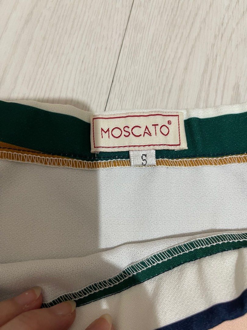 Moscato sabrina top, Fesyen Wanita, Pakaian Wanita, Atasan di Carousell