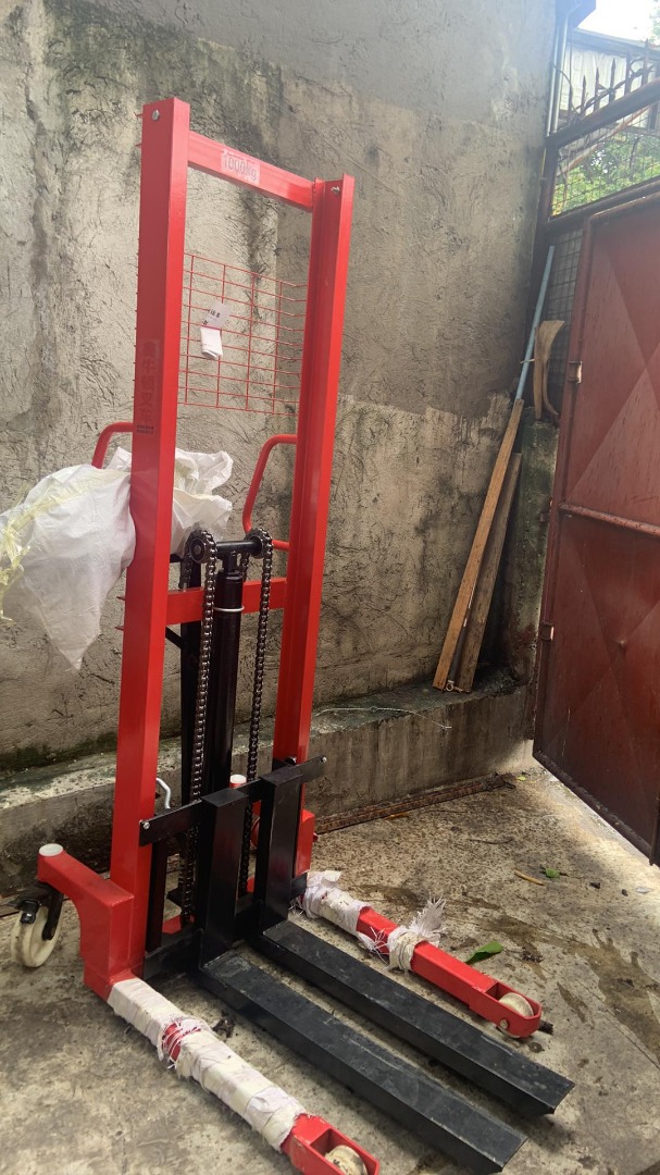 On-Hand Hydraulic Manual Stacker with 1 Ton, Furniture & Home Living ...
