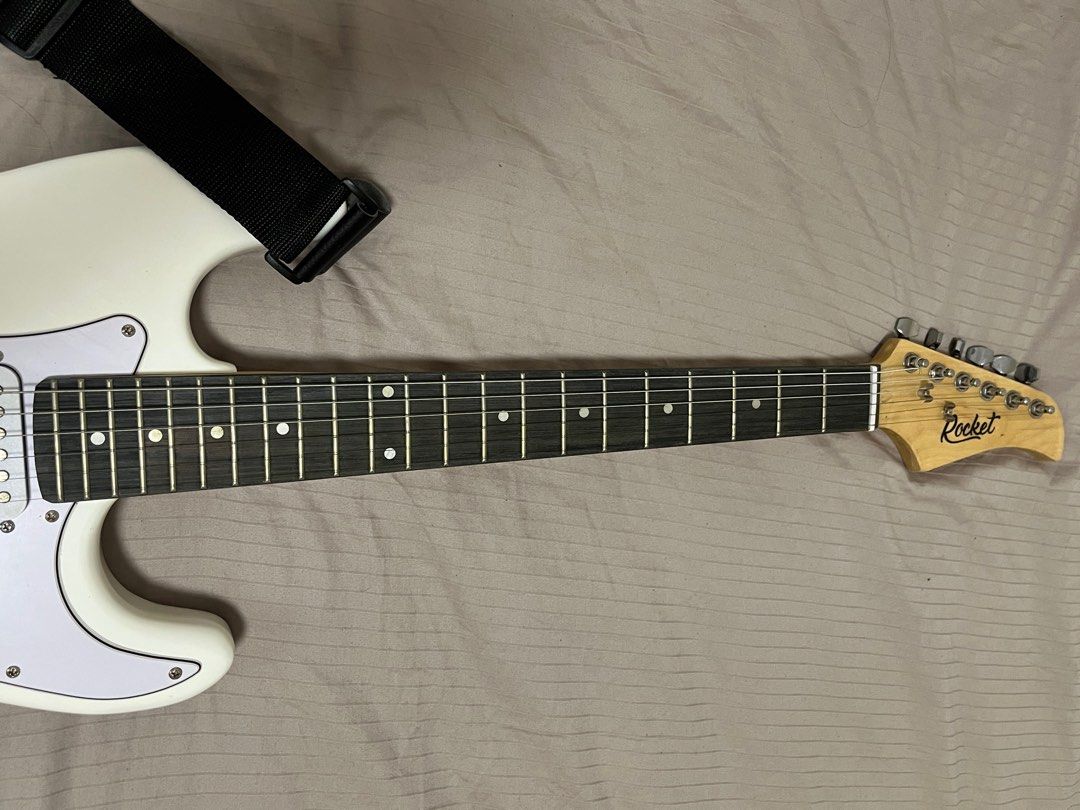 Rocket Beginner Stratocaster Electric Guitar, Hobbies & Toys, Music ...