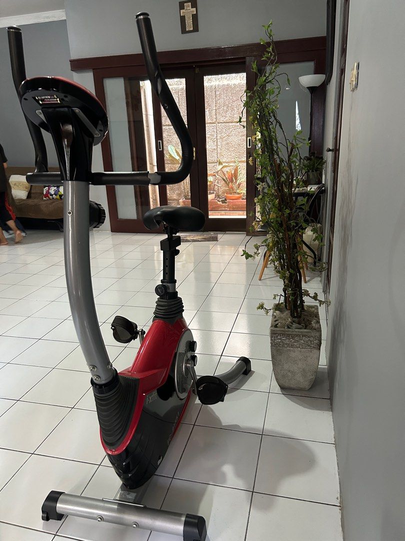 Sepeda Statis i-xfit, Olah Raga, Perlengkapan Olahraga Lainnya di Carousell