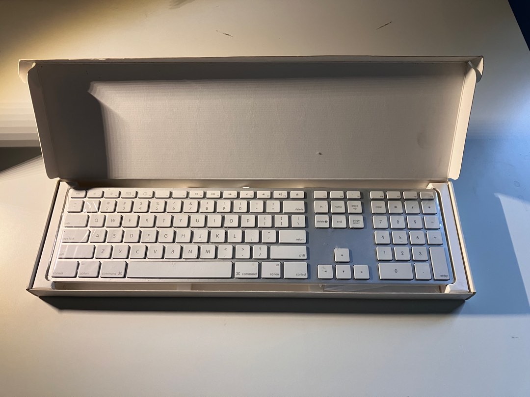 Apple iMac Wired USB Keyboard A1243 with Numeric Keypad MB110LL/A ...