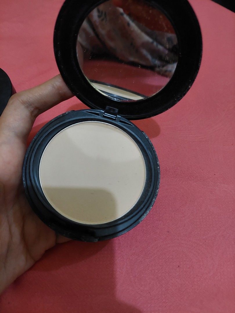 Makeover matte powder foundation, Kesehatan & Kecantikan, Rias Wajah di ...
