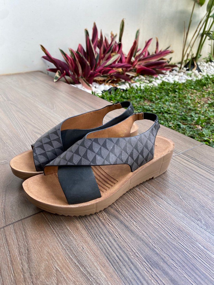 New: sandal merk BE-BOB, Fesyen Wanita, Sepatu di Carousell