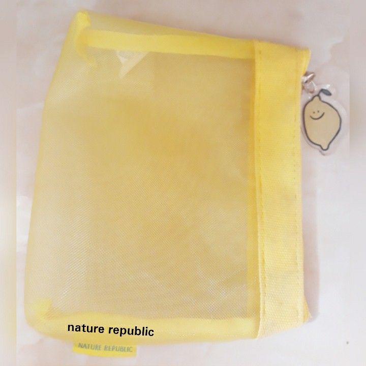 Pouch Transparan Kuning Lemon, Buku & Alat Tulis, Alat Tulis di Carousell