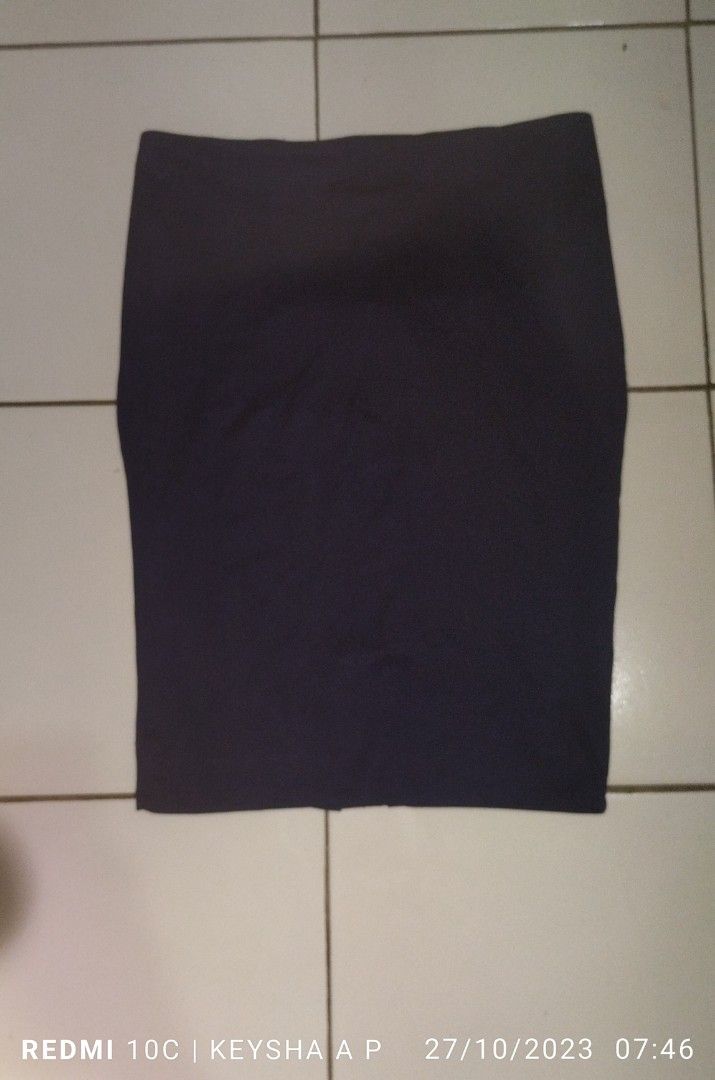 Rok span biru dongker, Fesyen Wanita, Pakaian Wanita, Gaun & Rok di ...