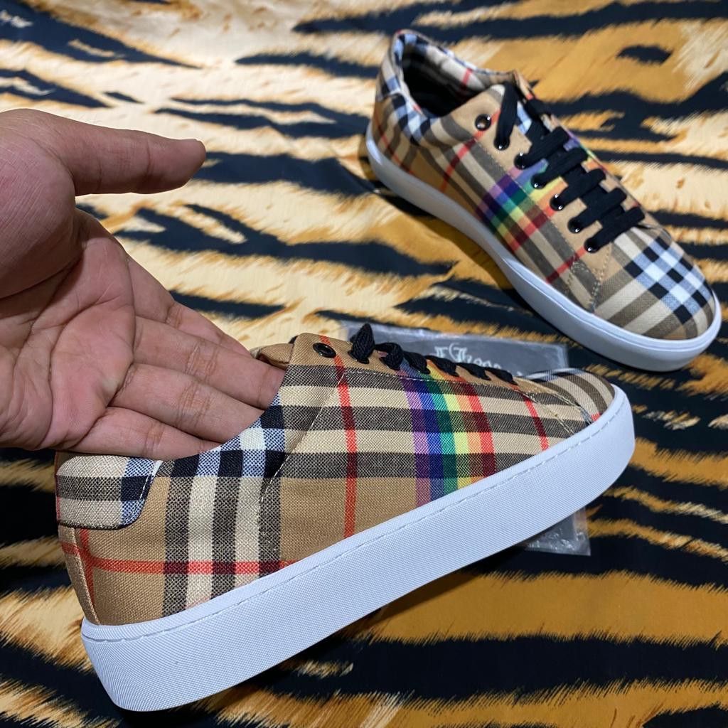 Sepatu Burberry, Fesyen Wanita, Sepatu di Carousell