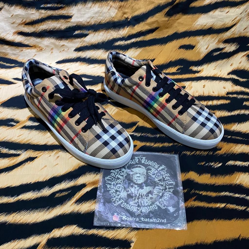 Sepatu Burberry, Fesyen Wanita, Sepatu di Carousell