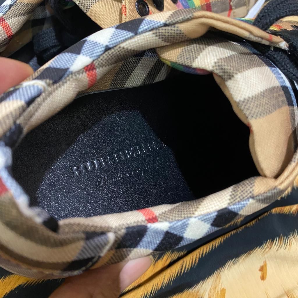 Sepatu Burberry, Fesyen Wanita, Sepatu di Carousell
