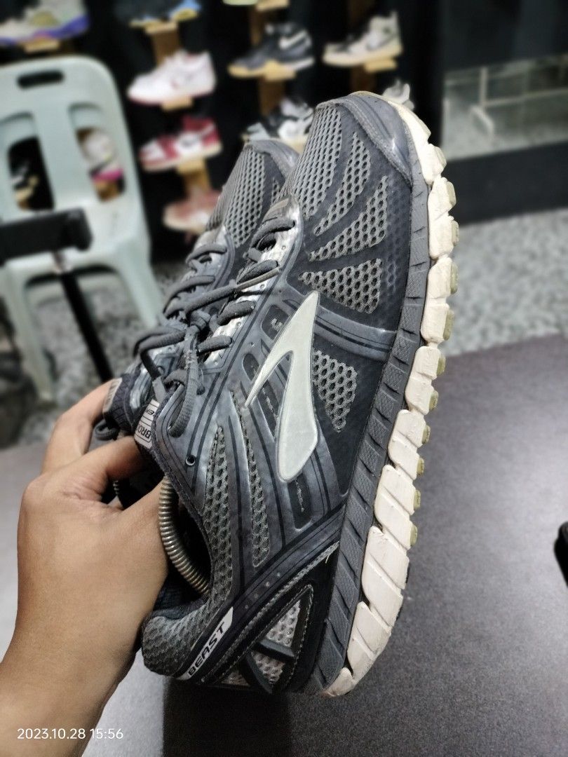 Brooks Beast 16, Men's Fashion, Footwear, Sneakers on Carousell