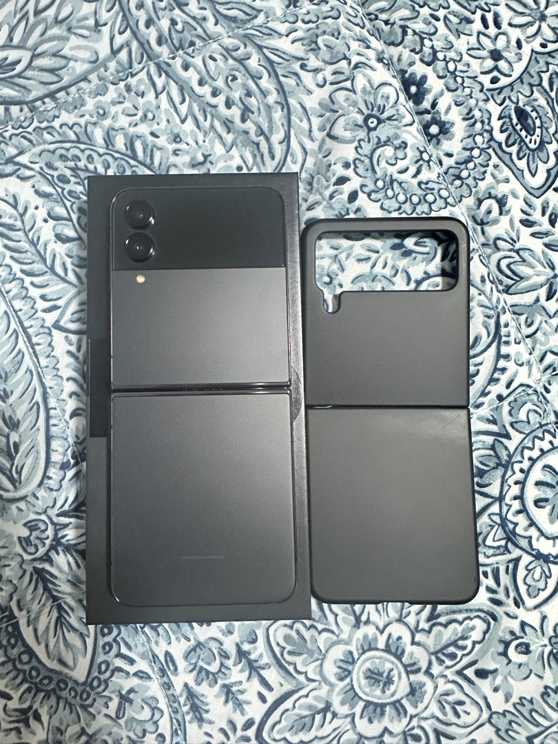 Galaxy Z Flip 4 Graphite 128GB, Mobile Phones & Gadgets, Mobile Phones ...