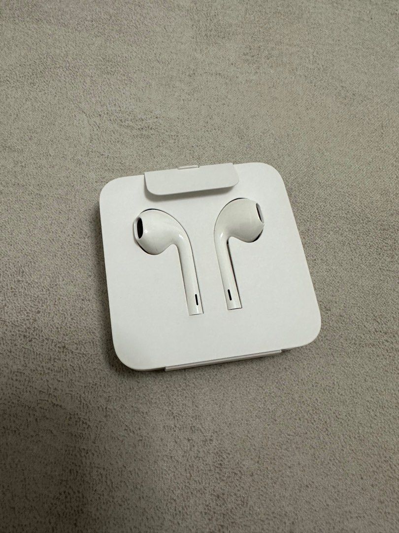 Original Apple Earpods (lightning connector), Audio, Earphones on Carousell