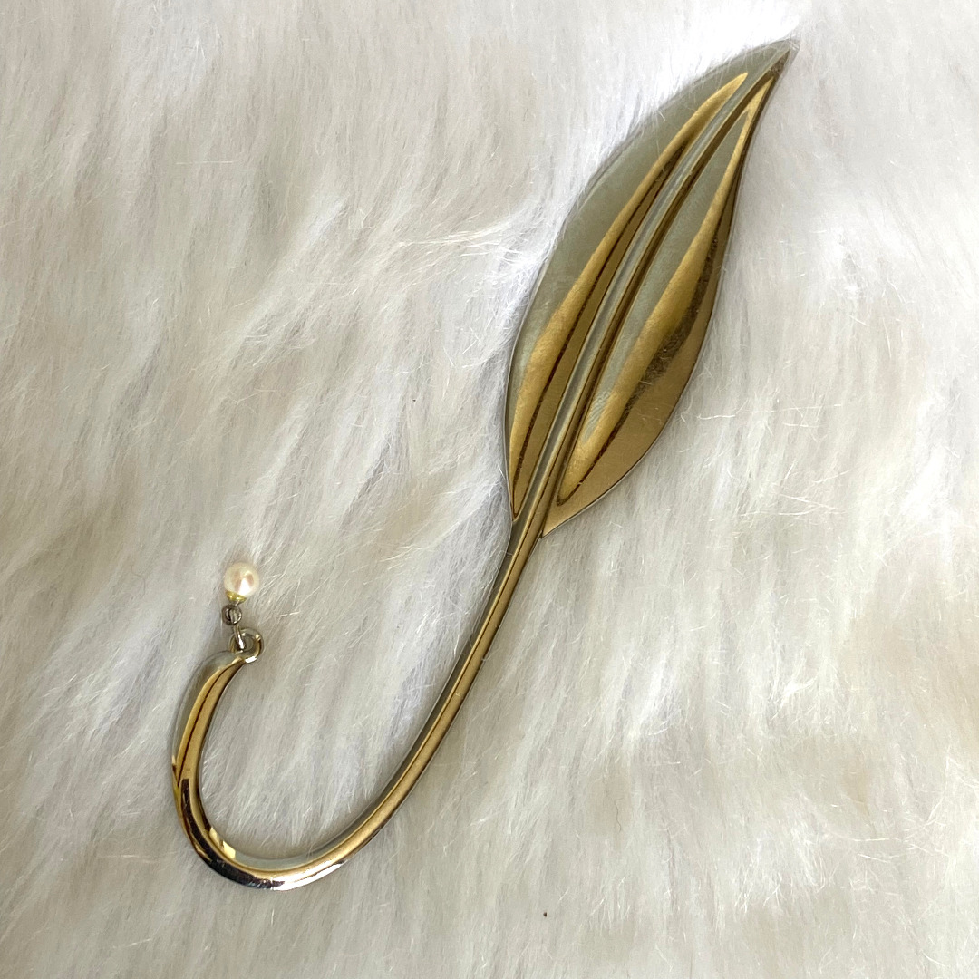Mikimoto Silver Tone Pearl Leaf Bookmark, Women's Fashion, Watches ...