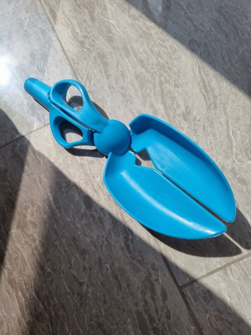 Pets poop picker, Pet Supplies, Homes & Other Pet Accessories on Carousell