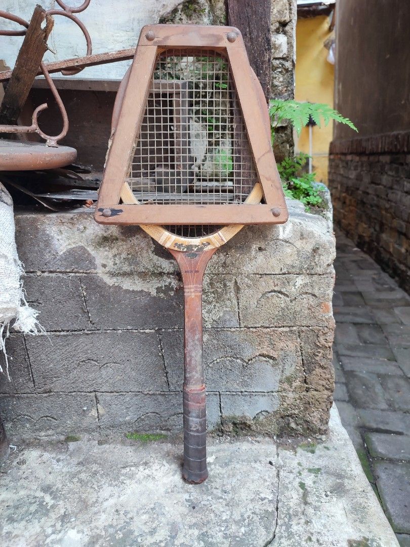 Raket tenis jadul merk dunlop, Antik, Furnitur di Carousell