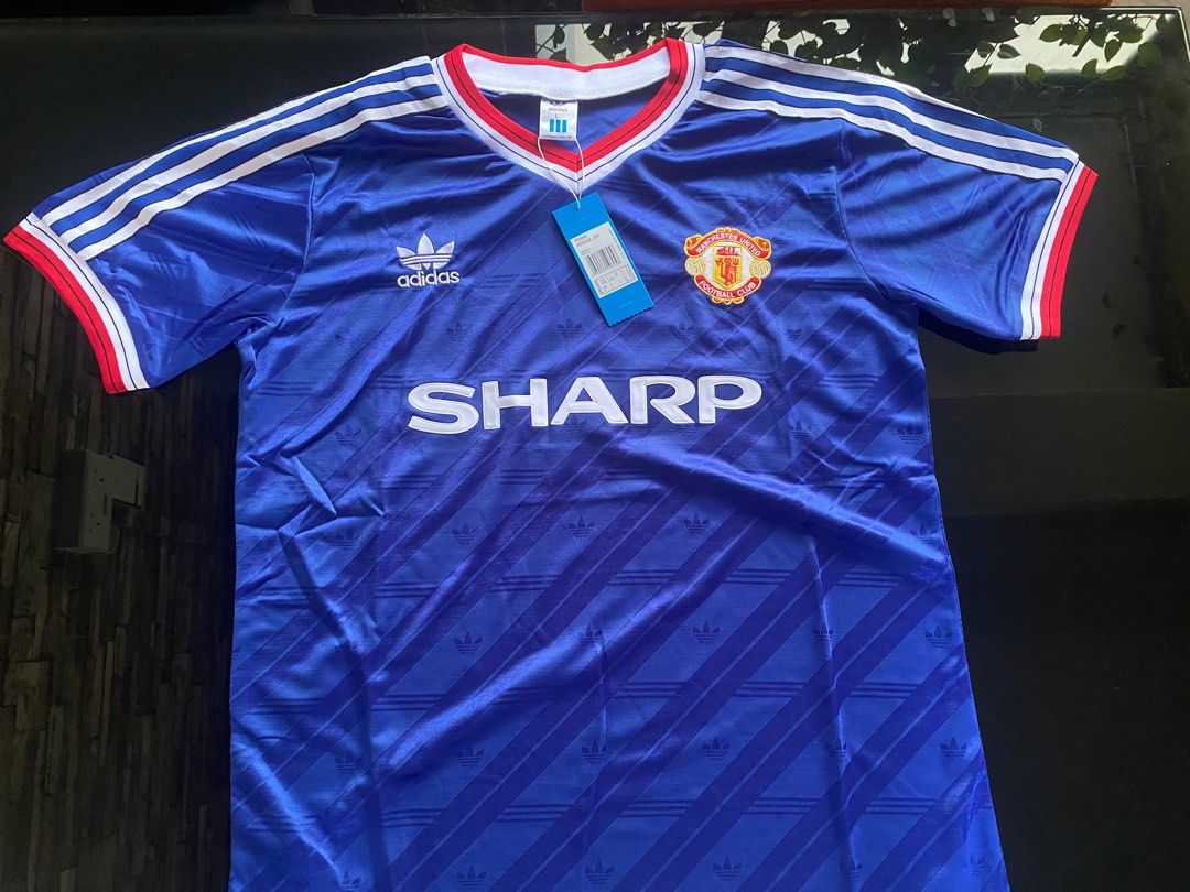 Retro Man Utd Blue jersey, Men's Fashion, Activewear on Carousell