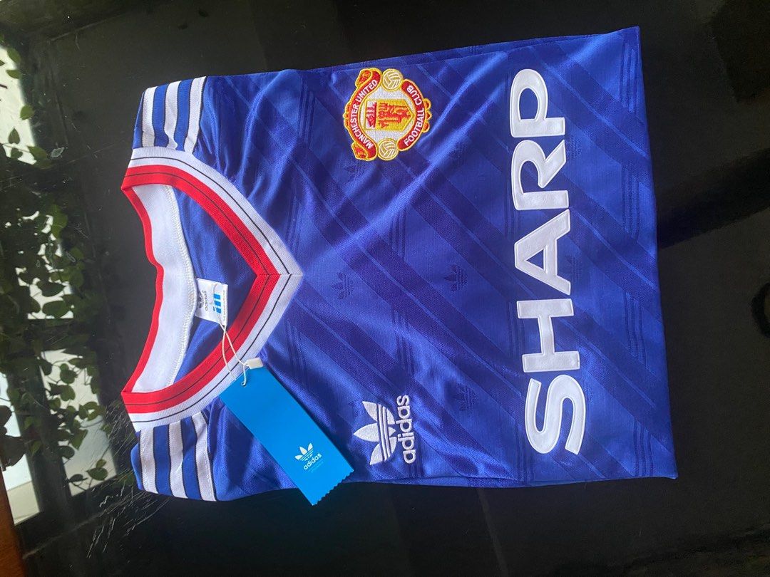 Retro Man Utd Blue jersey, Men's Fashion, Activewear on Carousell