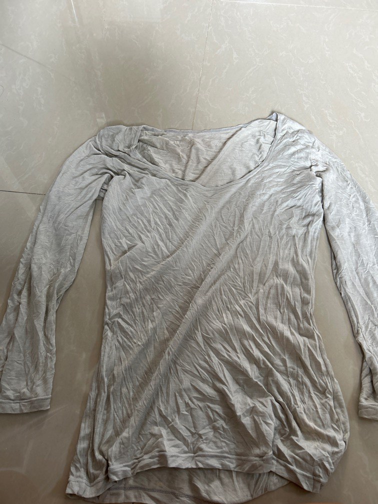 Uniqlo Heattech Longsleeves Medium 2915, Women's Fashion, Tops, Longsleeves on Carousell