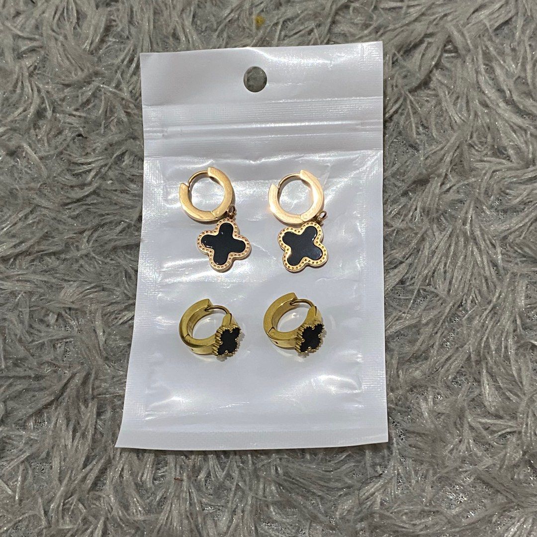 anting clover bunga semanggi, Fesyen Wanita, Perhiasan di Carousell