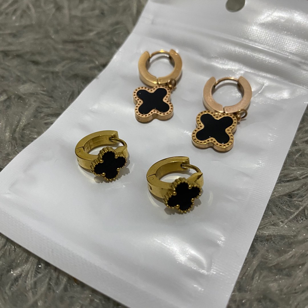 anting clover bunga semanggi, Fesyen Wanita, Perhiasan di Carousell