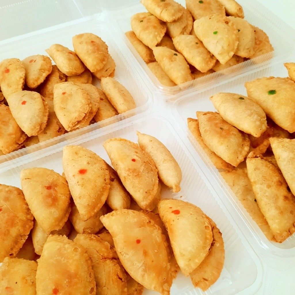 Best Curry Puff & Roti Boyan, Food & Drinks, Homemade Bakes on Carousell