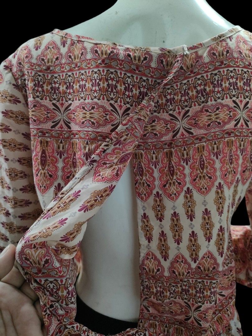Blouse motif batik unik, Fesyen Wanita, Pakaian Wanita, Atasan di Carousell