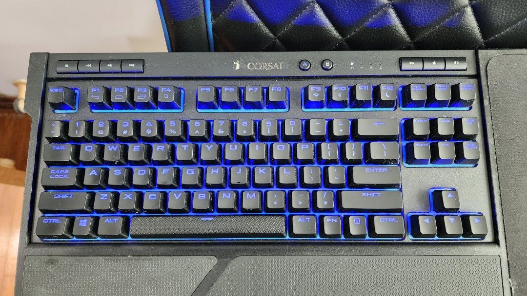 Corsair K63 wireless mechanical keyboard with Corsair Lapboard ...