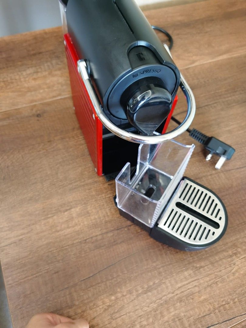 Nespresso C61 Pixie 膠囊咖啡機, 家庭電器, 其他家庭電器 - Carousell