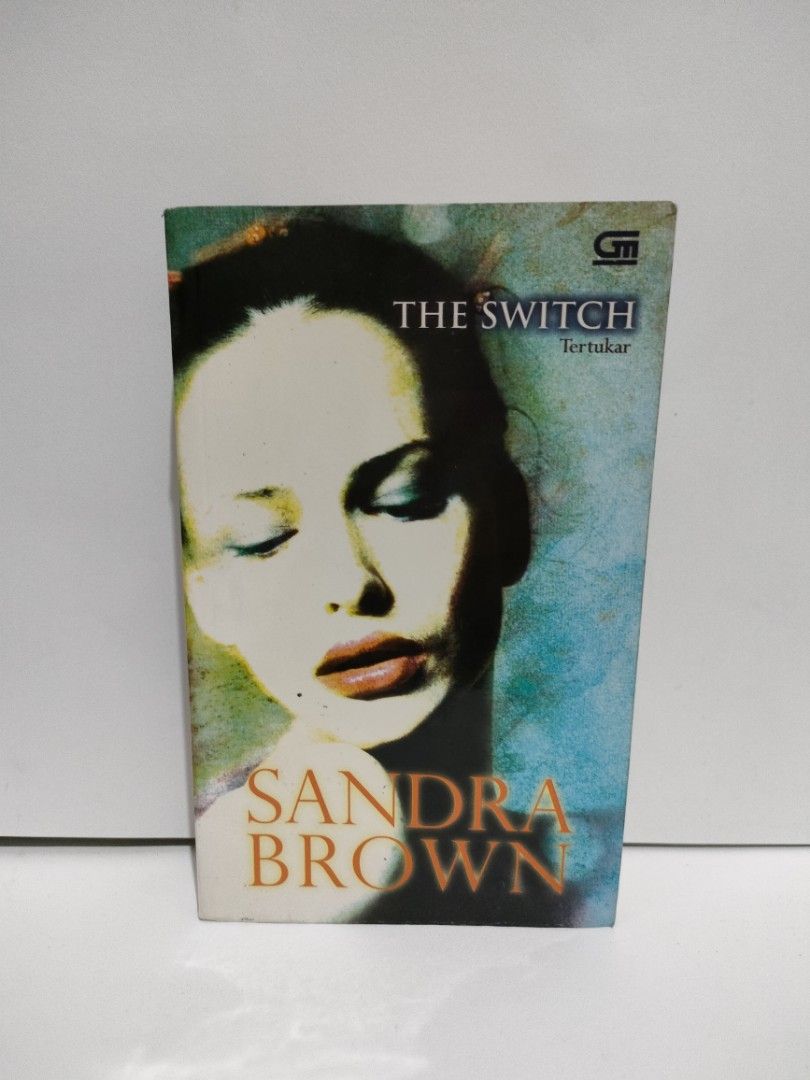 Novel The Switch - Sandra Brown, Buku & Alat Tulis, Buku di Carousell