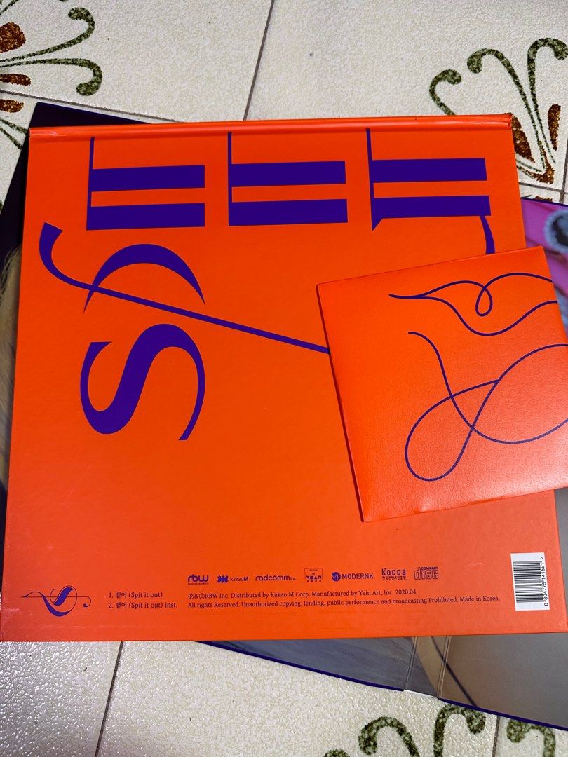 Solar 1st solo album 全套連CD, 興趣及遊戲, 收藏品及紀念品, 韓流 - Carousell