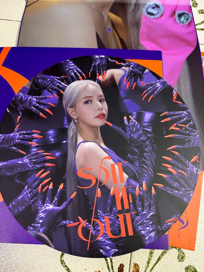 Solar 1st solo album 全套連CD, 興趣及遊戲, 收藏品及紀念品, 韓流 - Carousell