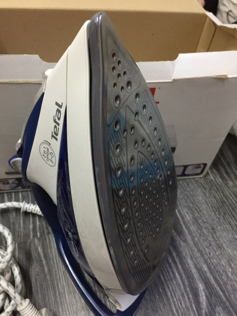 Tefal ultimate autoclean 300 iron (made in France)Singapore voltage 3 pin plug. Clean no pet ...