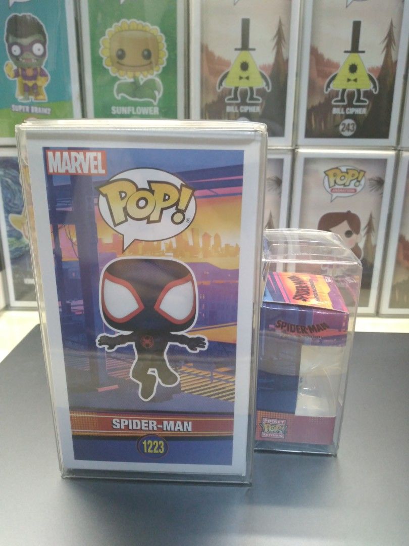 Across the Spiderverse: Spider-Man 1223 & Spider-Gwen Keychain Funko ...