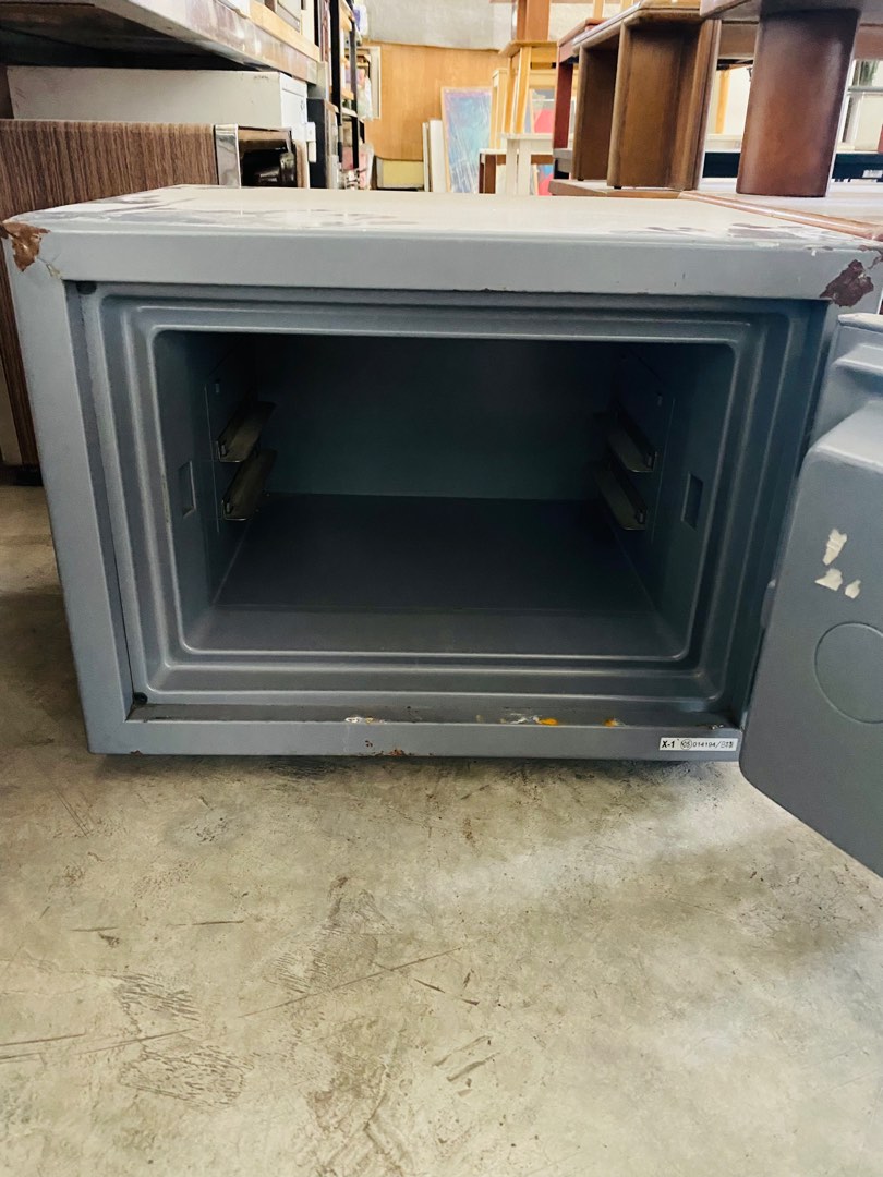 CROWN BRAND SAFETY VAULT FIRE PROOF IN GOOD CONDITION SIZE 20L x 16.5W ...