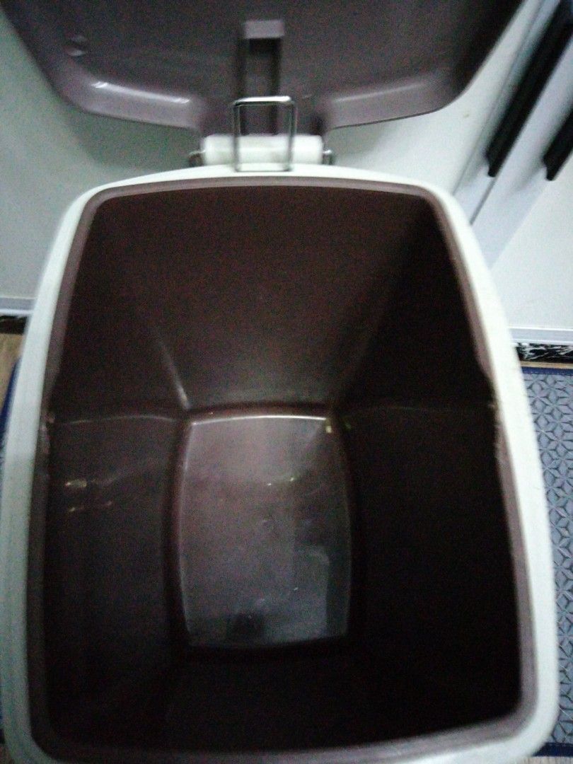 Dustbin Step On, Furniture & Home Living, Cleaning & Homecare Supplies ...