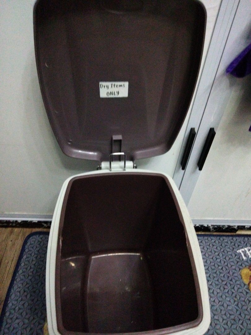 Dustbin Step On, Furniture & Home Living, Cleaning & Homecare Supplies ...