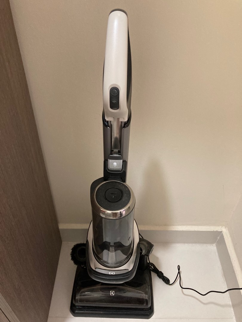 Electrolux Cordless Flexi-Lift Vacuum Cleaner with Stand and BedPro ...
