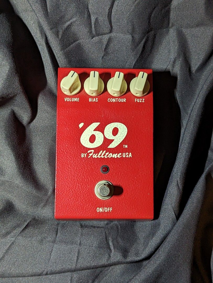 Fulltone 69 original big box version. Second batch white knobs . Accurate vintage germanium fuzz ...