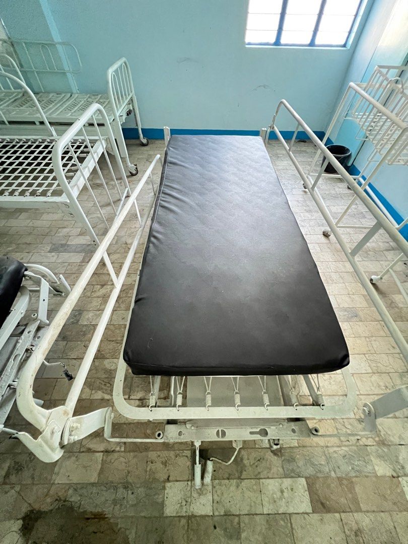 Hospital Bed with Wheels/locks and Mattress, Health & Nutrition ...