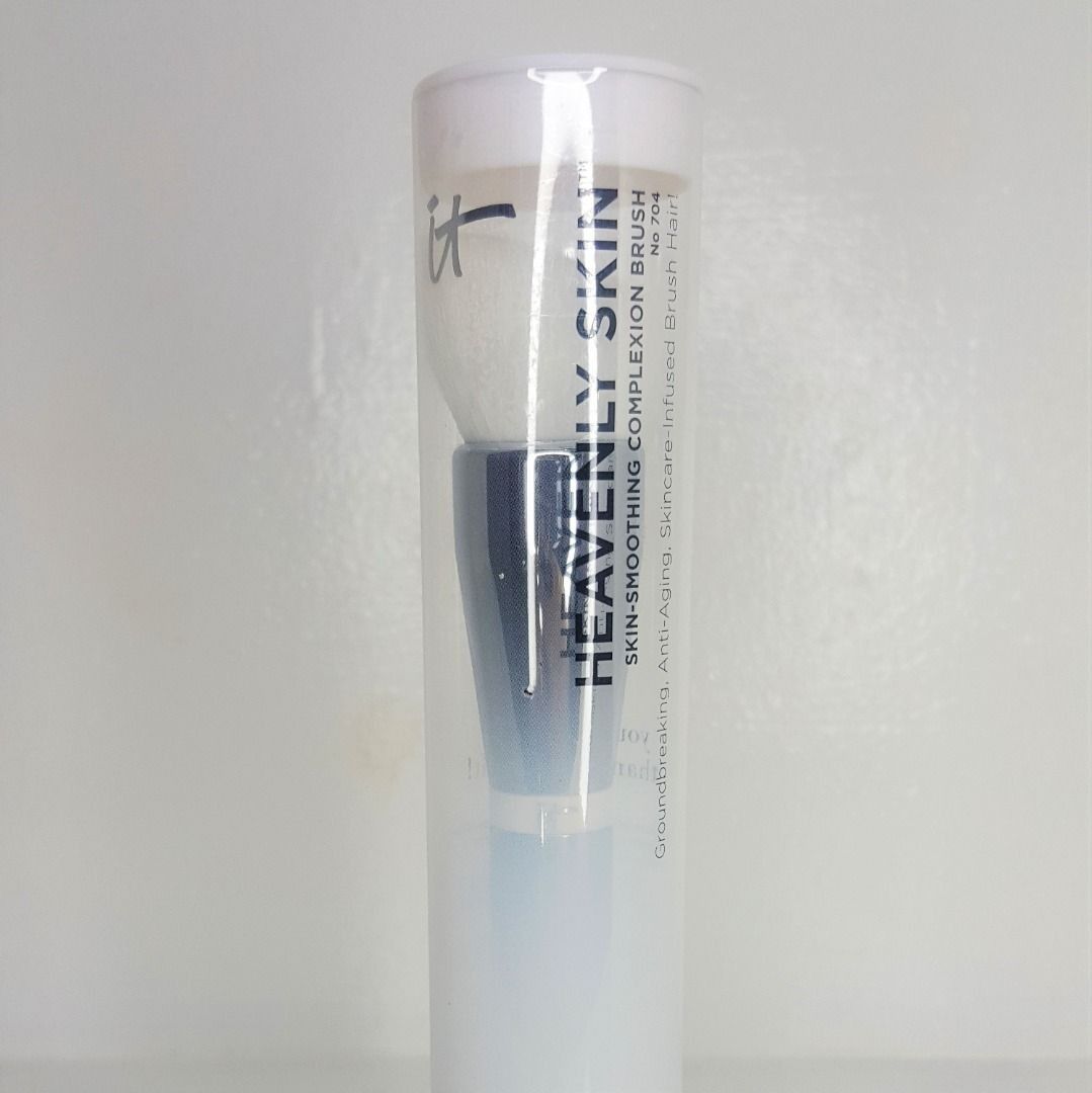 IT Cosmetics Heavenly Skin Skin-Smoothing Complexion Brush No. 704 ...