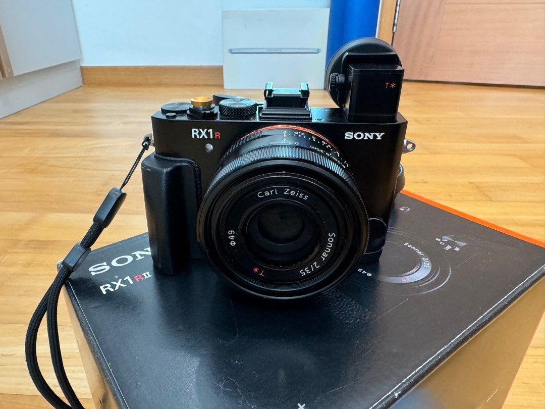 Sony RX1r2 / RX1Rii / RX1 mark 2, Photography, Cameras on Carousell