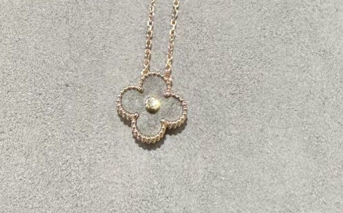 VCA 2023 Holiday Pendant, Luxury, Accessories on Carousell