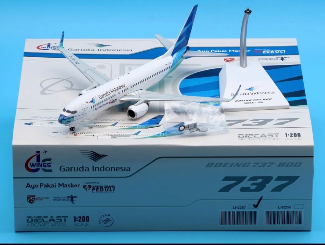 Garuda Indonesia Boeing 737-800 Ayo Pakai Masker 1:200, Hobbies & Toys ...